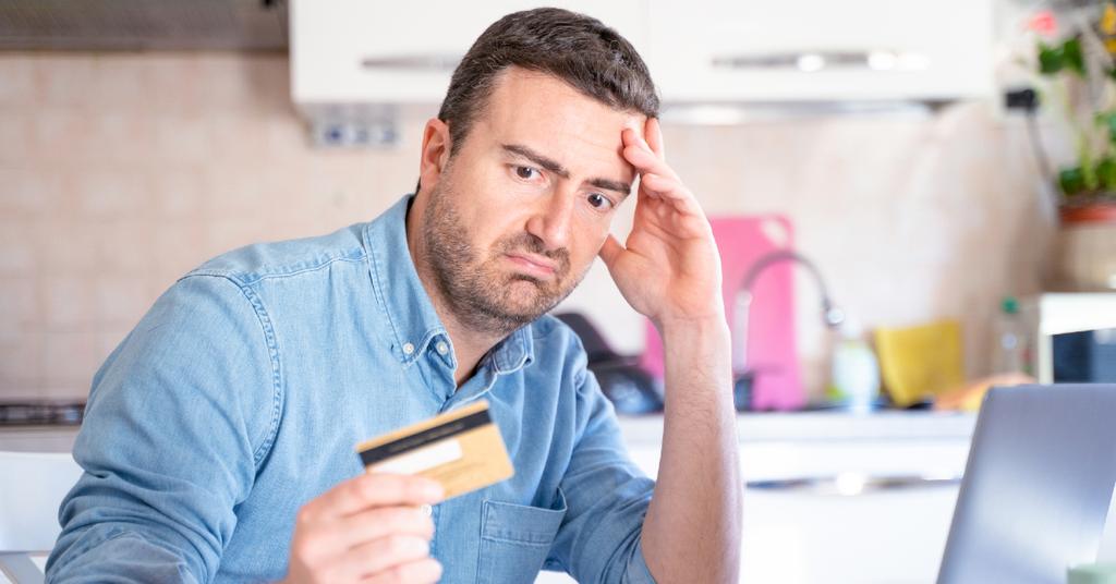 TikToker Spots Card Skimmer in Front of ”Guilty Looking” Worker