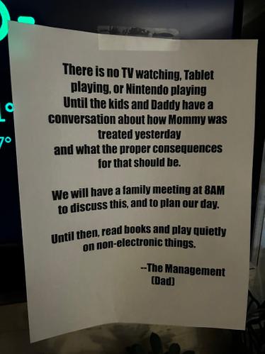 Dad Praised for Standing up for Mom With Family Meeting Sign