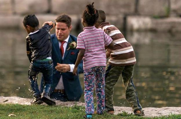 18 Wholesome Pictures of People Just Being Good to Each Other