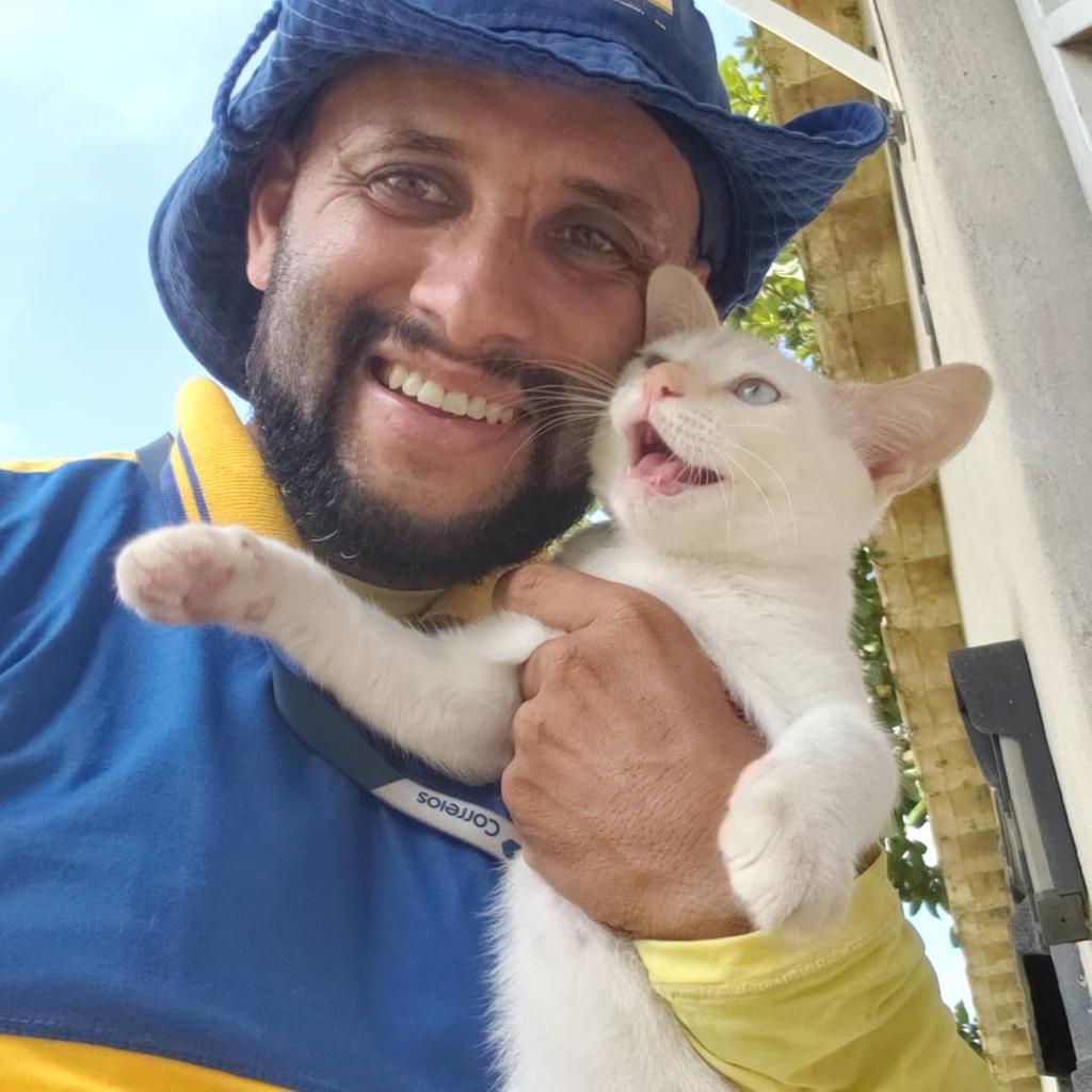Mailman Takes Photos With Every Pet He Sees on His Route