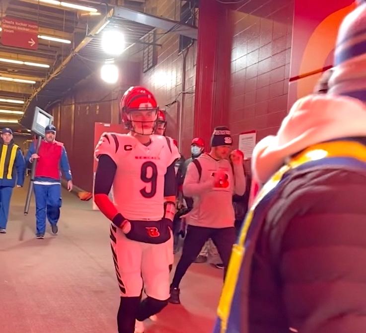 Why Do Football Players Wear Fanny Packs? Details