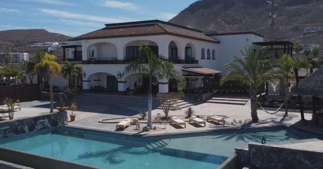 'MILF Manor's Cast Is Full of Moms Looking for Love ... With Each Other ...