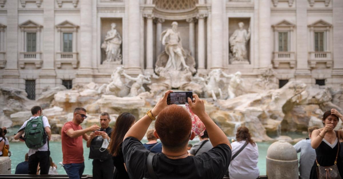 Man Ruins Stranger's Photo on Purpose