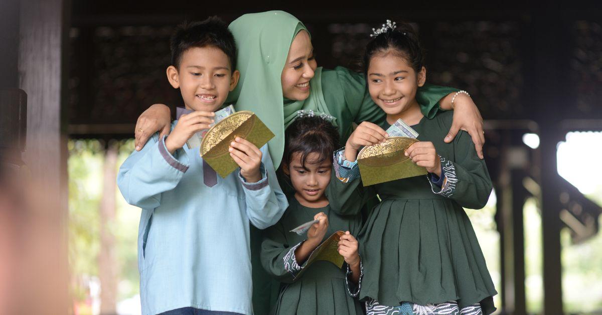 Here's What to Say (and What Not to Say) to Someone During Eid