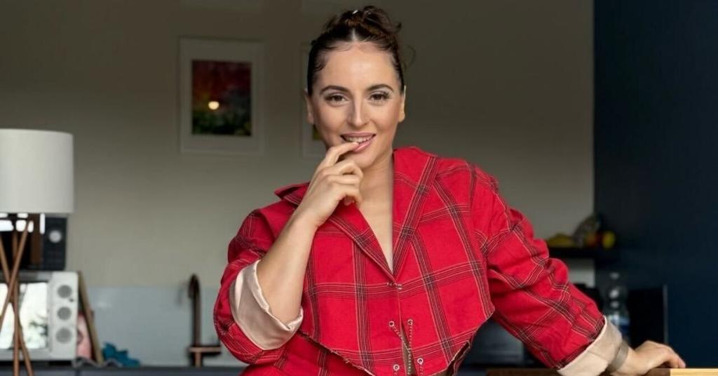 Meet Hoopsy Daisy, the Model Who Has Fans in Awe Over Her “Wild” Hula ...