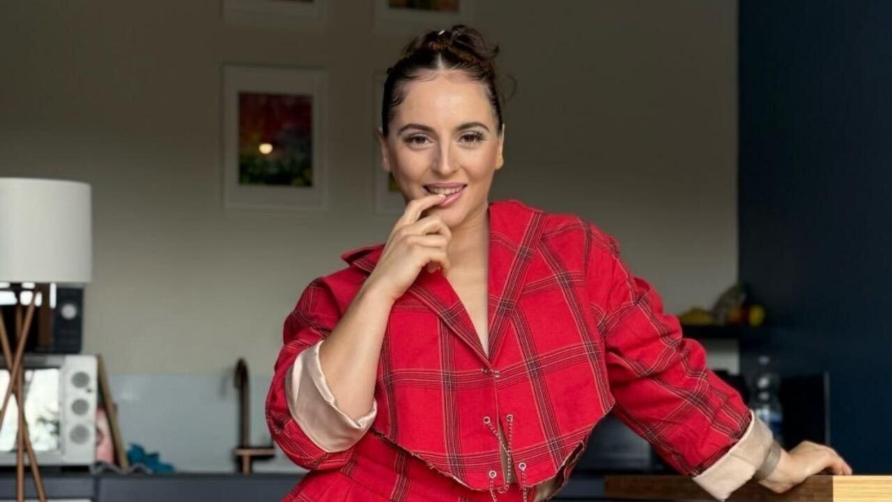 Meet Hoopsy Daisy, the Model Who Has Fans in Awe Over Her “Wild” Hula Hoop Tricks