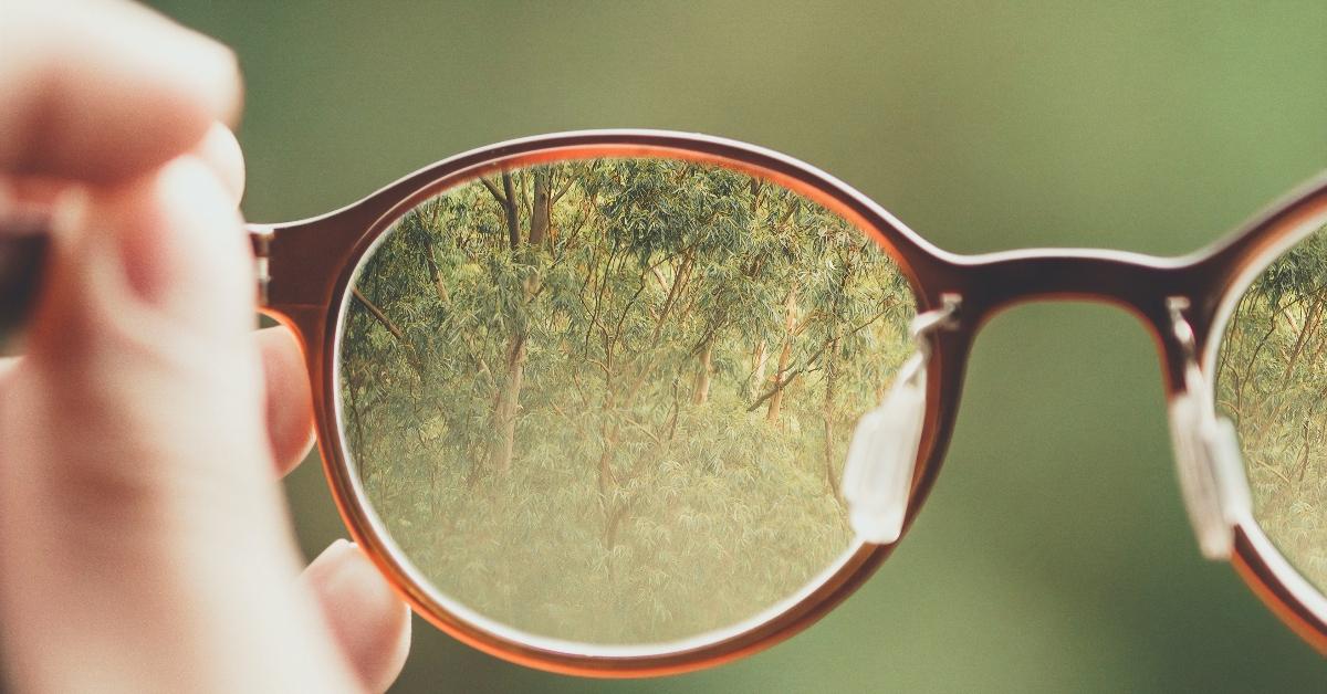 How Do People See Without Glasses? Optometrist Demonstrates