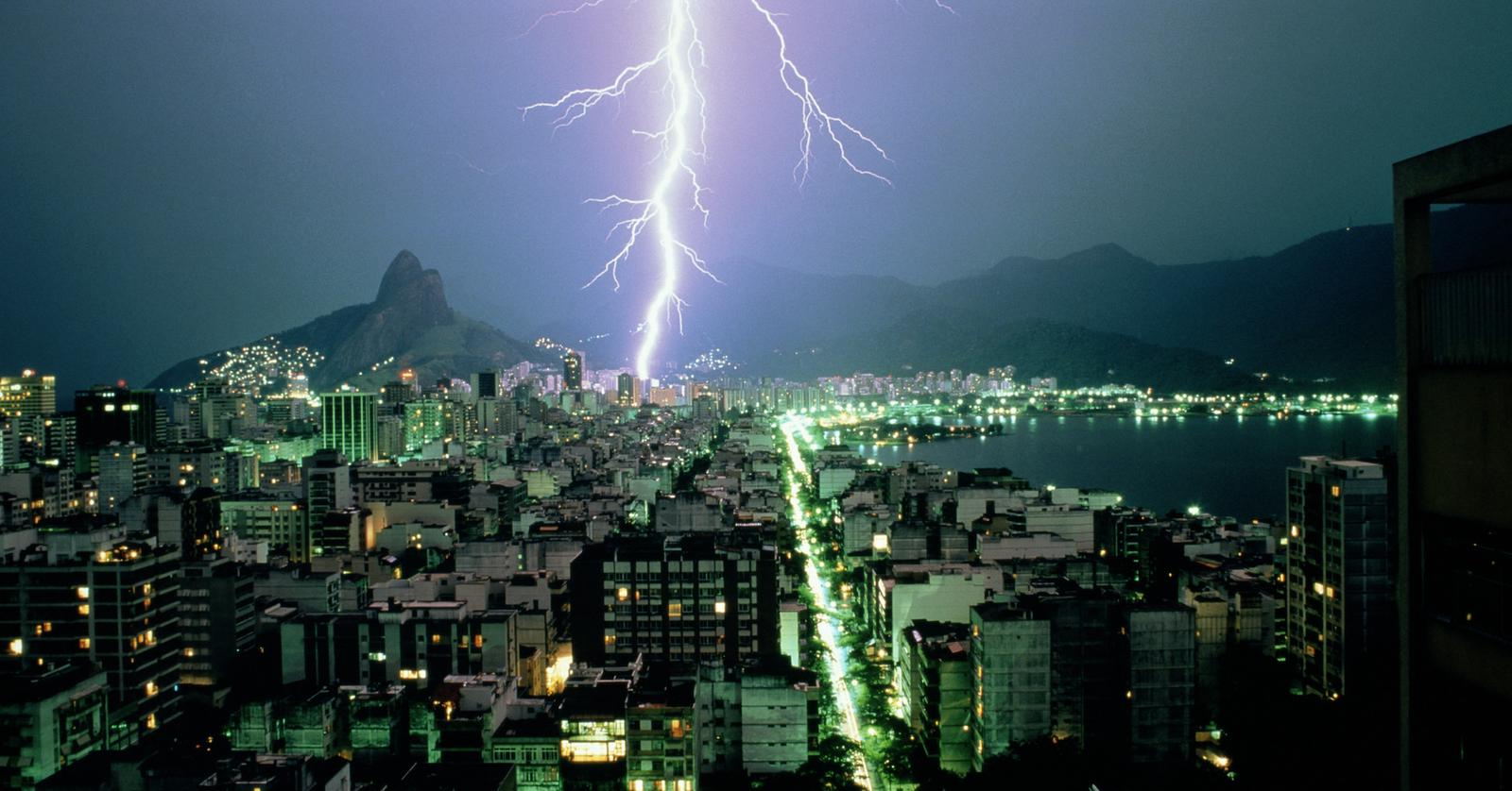 How Wide Is a Lightning Bolt? Details Below