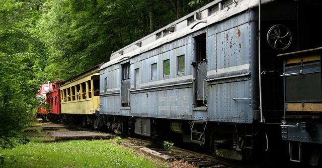 Why Do Cars Get Stuck on Train Tracks? Behind the Phenomenon