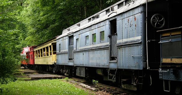 Why Do Cars Get Stuck on Train Tracks? Behind the Phenomenon