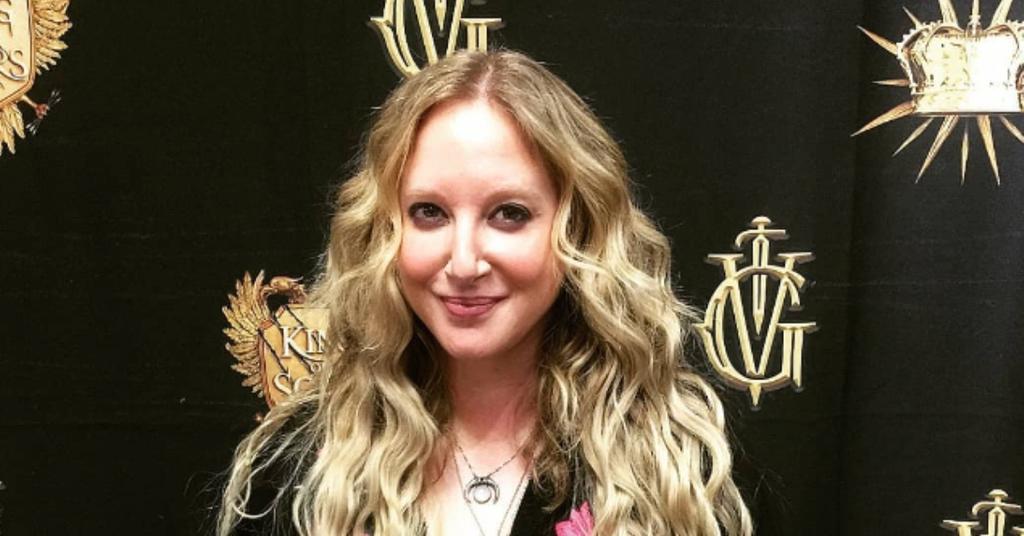 Why Does 'Shadow and Bone' Author Leigh Bardugo Use a Cane?