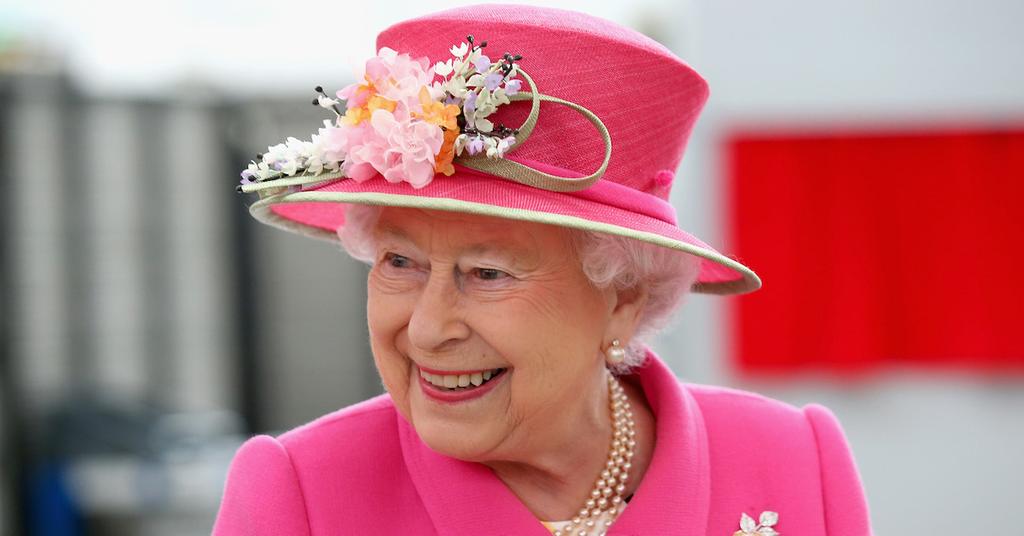 Why Does Queen Elizabeth Sign “Elizabeth R”? Here’s What It Means ...