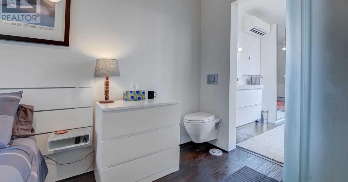 $2 Million Dollar Home Has “Psychotic” Toilet Placement