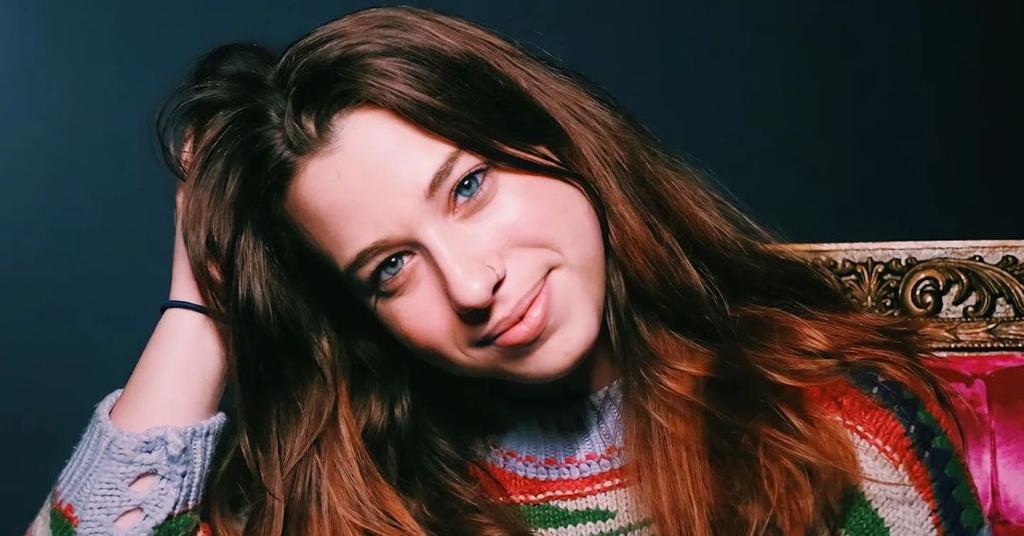 Comedian Ariel Elias Heckled With Beer Can, Handled It Perfectly