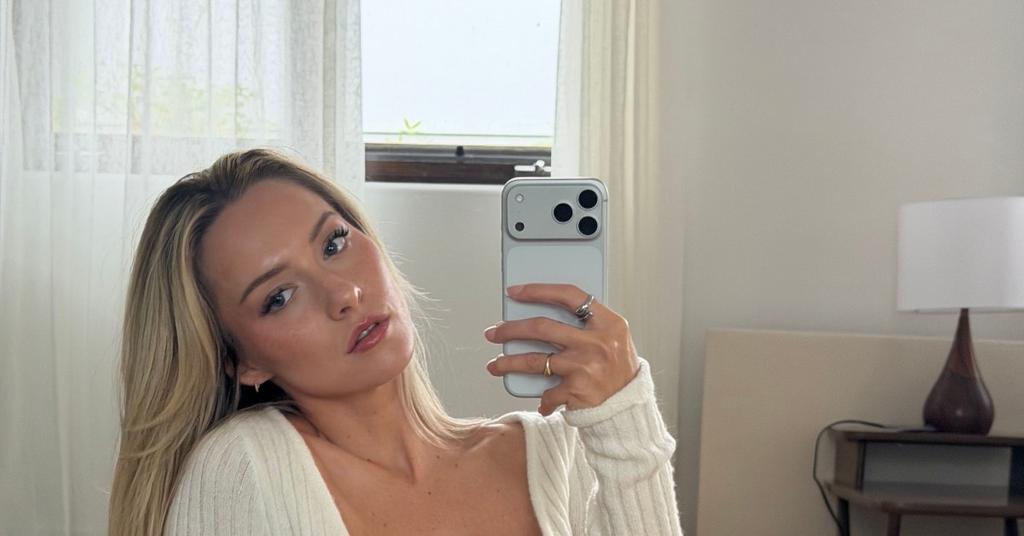 Model Forrest Smith Gets Banned From Family Christmas Over Bikini Pics ...