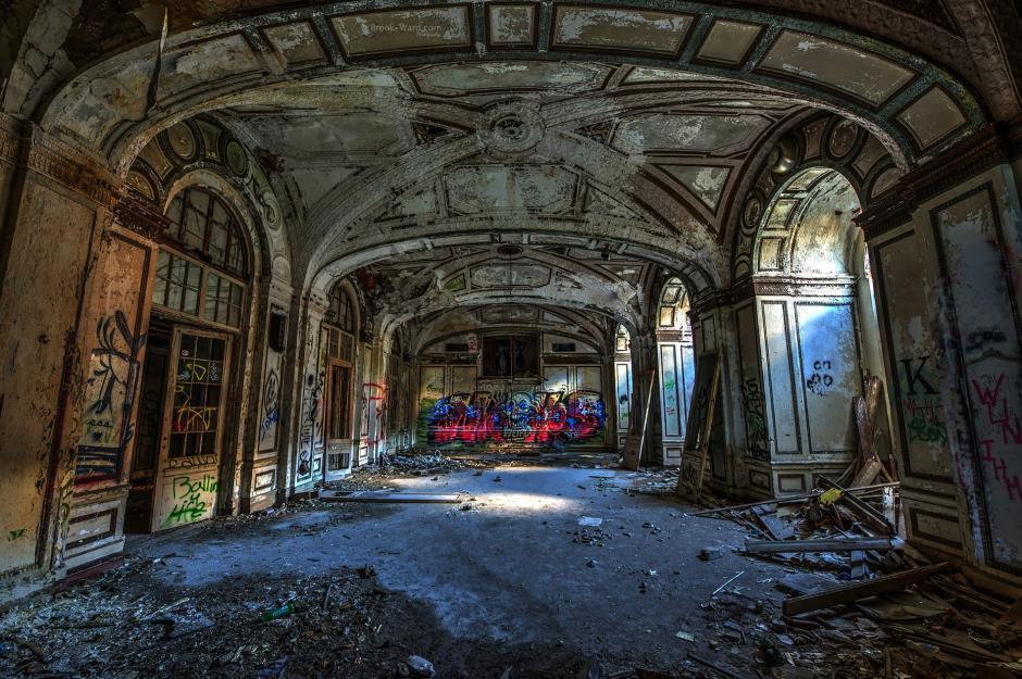18 Abandoned Hotels You Definitely Won't Want to Stay the Night At