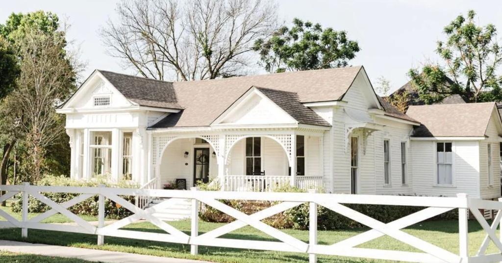 5 'Fixer Upper' Homes Available to Rent That Were Renovated by Chip and ...