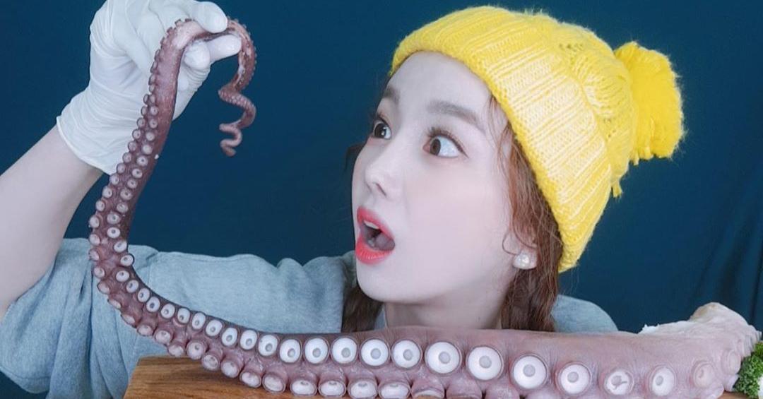 YouTuber Ssoyoung Is Being Accused of Animal Cruelty in Her Mukbangs