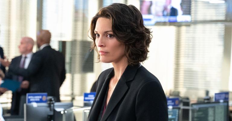 'FBI' Star Alana De La Garza Teases Isobel and Rina Season 4 Drama ...