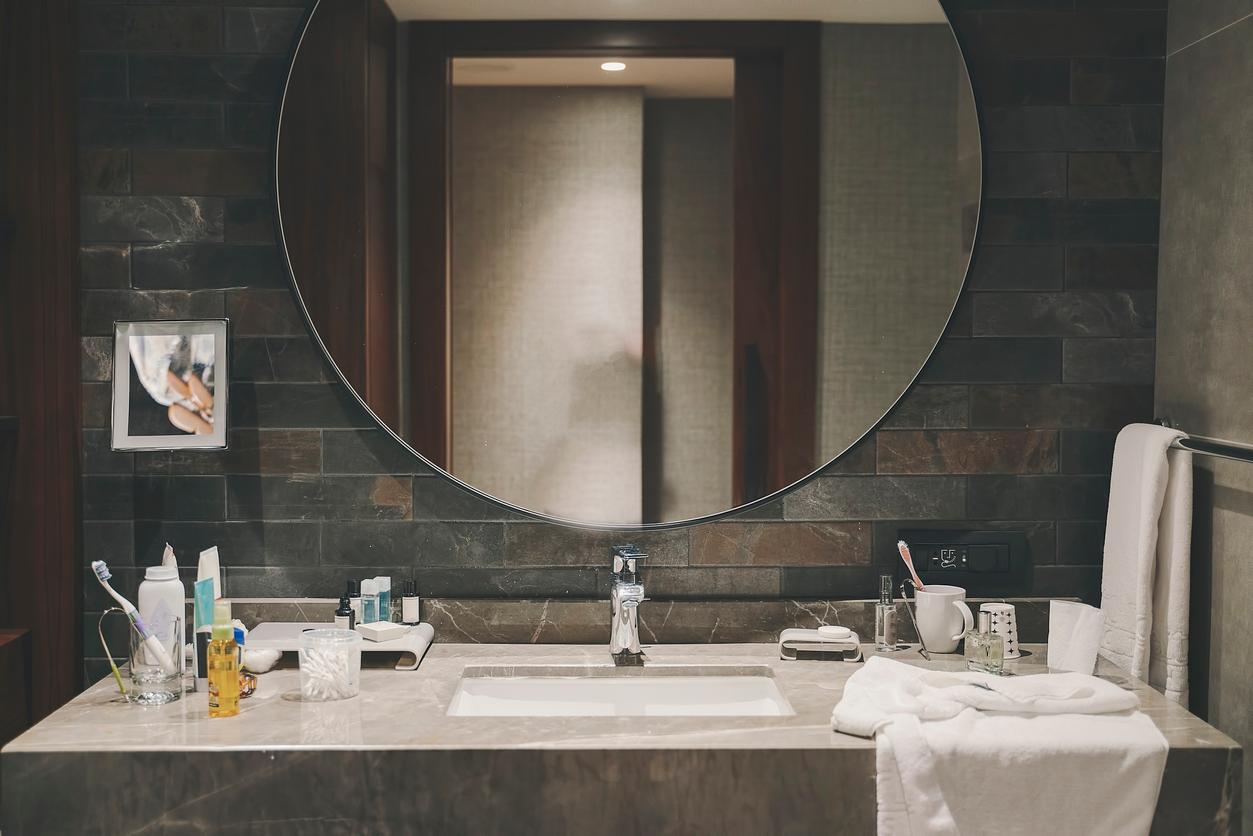 “Always Check Hotel Mirrors” — People Are Warning About Two-Way Mirrors ...