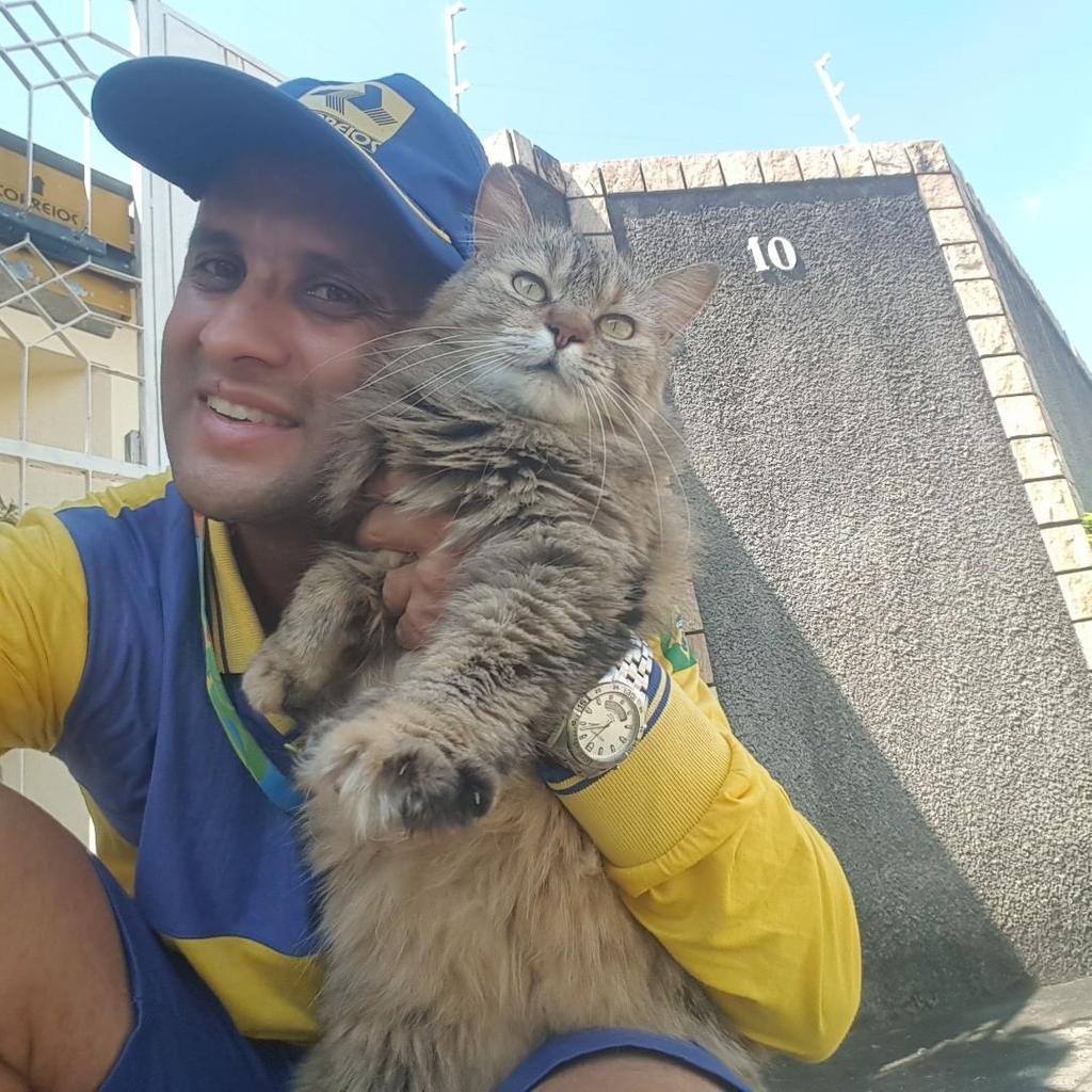 Mailman Takes Photos With Every Pet He Sees on His Route