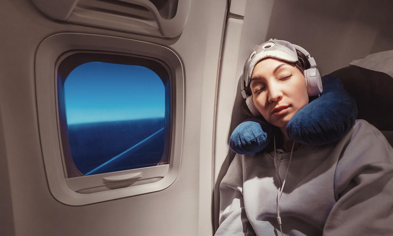15 Helpful Advice for Staying Comfortable When Traveling on Long Flights