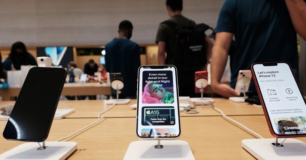 Why Is the Search Bar on the Bottom of Safari in iOS 15? How to Fix It