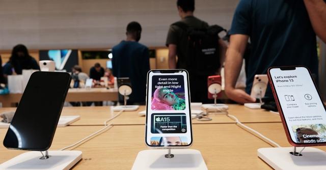 Why Is the Search Bar on the Bottom of Safari in iOS 15? How to Fix It