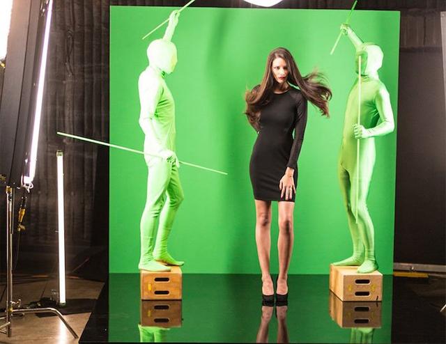 People Are Cracking up at These Green-Screen Photos of a Shampoo ...