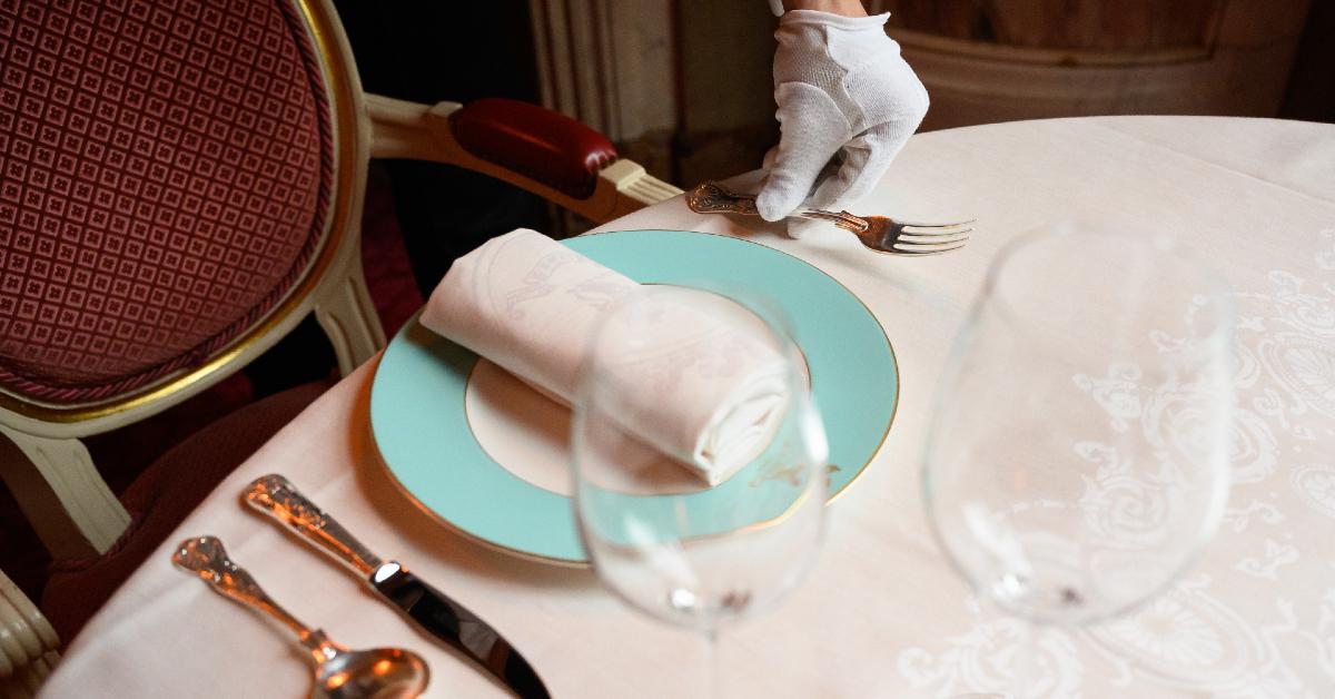 Restaurant Manager Catches Customers Stealing Reservation
