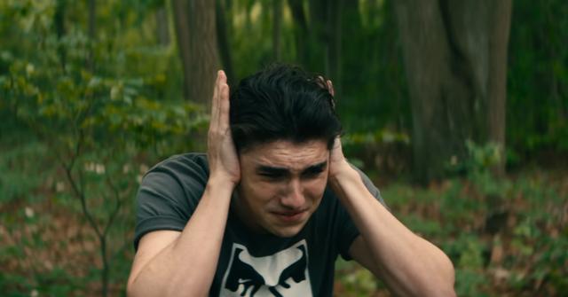 Why Did Archie Lose His Teeth in Leave the World Behind?