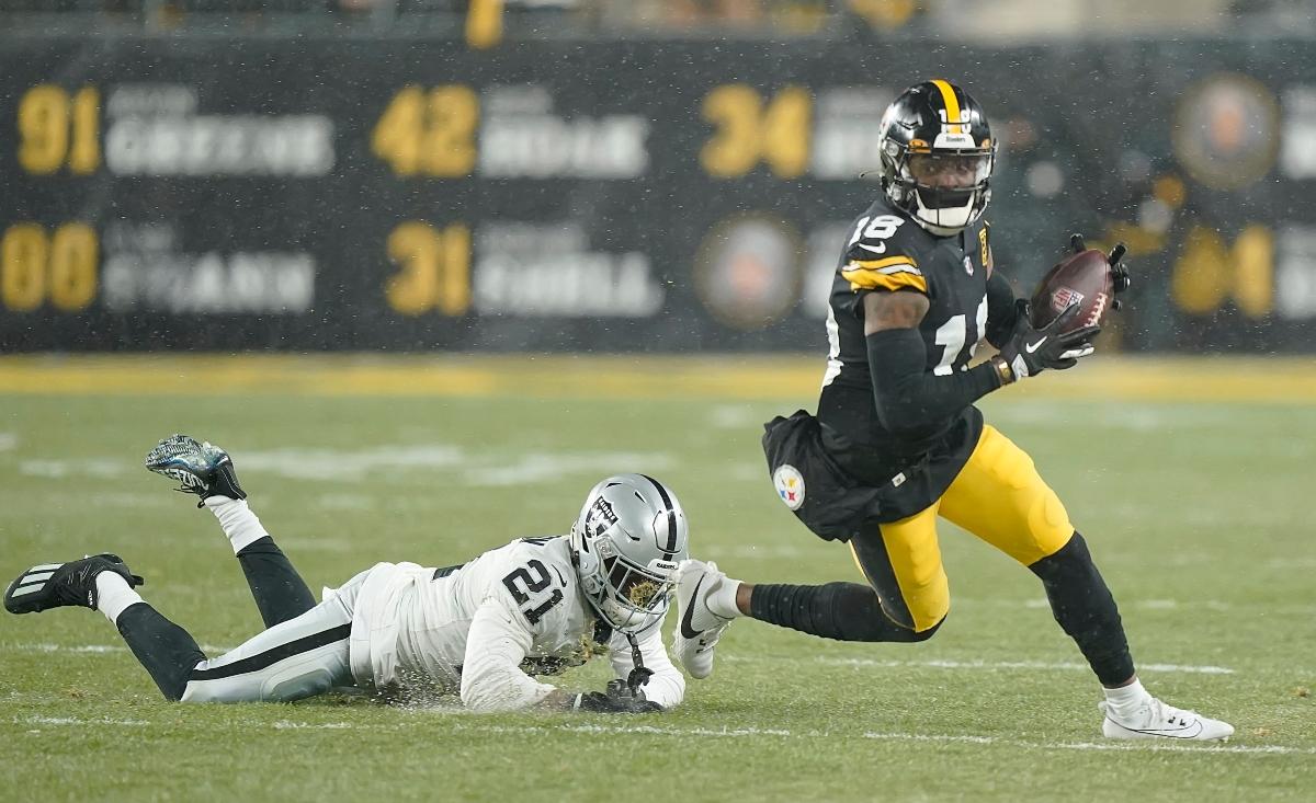 Here's Why the Steelers Only Have One Logo on Their Helmets